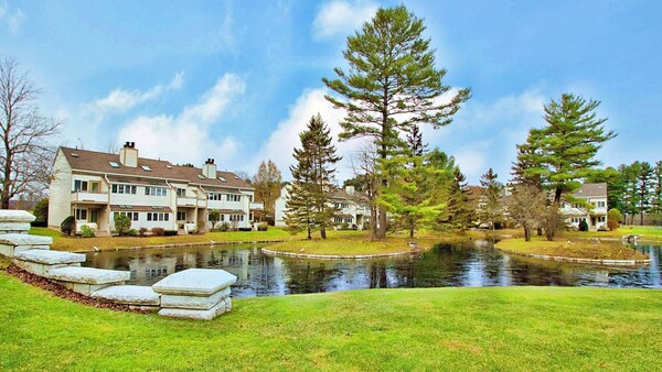 Peaceful 1br Condo With Pond View - Stockbridge
