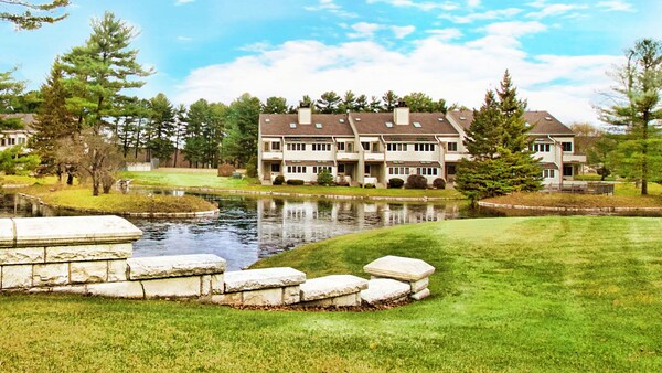 Tranquil Lakeside Escape In The Berkshires - Lee, MA
