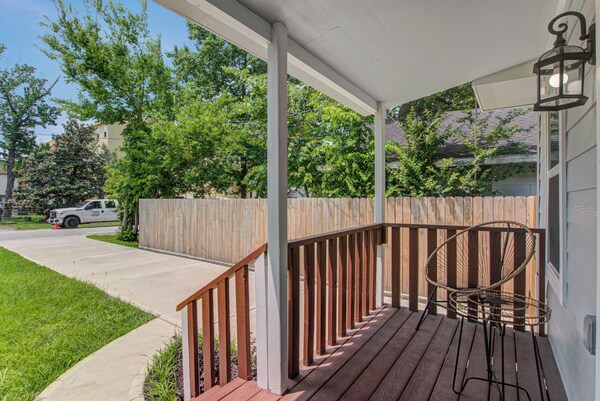 Cheerful  2-bedroom Heights Bungalow - Pet Friendly - Houston, TX
