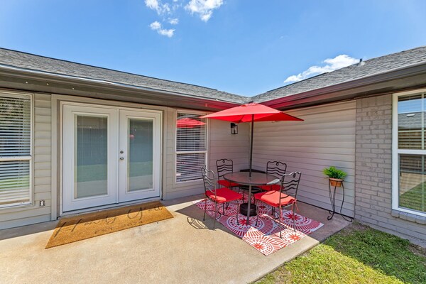 Charming 3-bedroom House With Wifi, Ac In Delightful Fort Worth - Burleson, TX