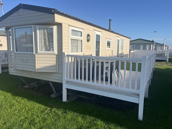 Great 8 Berth Caravan With Decking Area, Near To Caister Beach Ref 65054eb - Caister-on-Sea