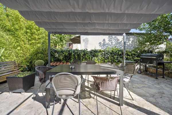 Apartment Regina - One-bedroom Apartment With Pool - Brodarica