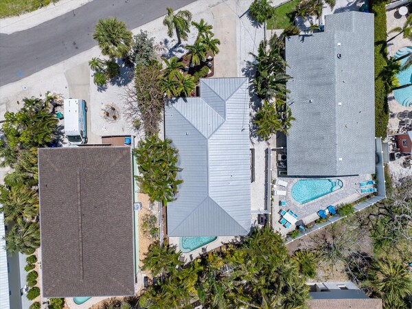 Heated Plunge Pool & Screened Lanai: 2br/2ba Oasis Steps From North-end Beach - Bean Point Beach, Anna Maria