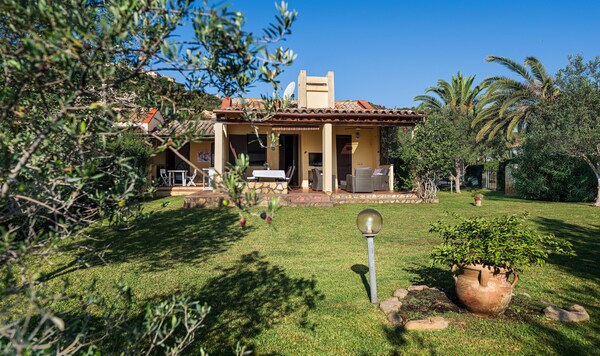 Villa 'Liana' Con Terraza Privada, Wi-fi Y Aire Acondicionado - Costa Rei
