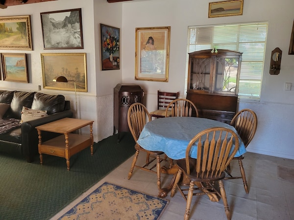 Stone Hearth Cottage In Tranquil Clovis - Clovis, CA