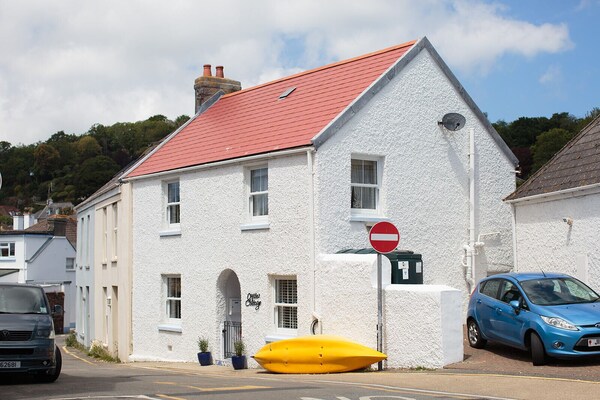 Gorgeous 3 Bed Boutique Beach House. Moments From Sandy Beach & Historic Castle. - Jersey