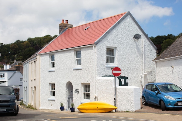 Gorgeous 3 Bed Boutique Beach House. Moments From Sandy Beach & Historic Castle. - Jersey