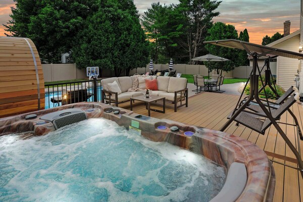 Private Pool - Hot Tub - Sauna - Game Room - Pets - Dolphins Cove, Sun Prairie