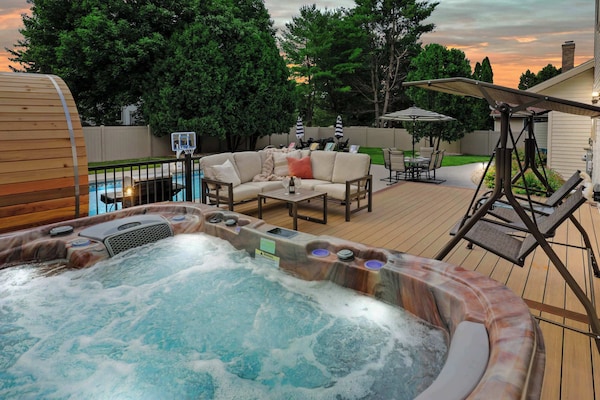 Private Pool - Hot Tub - Sauna - Game Room - Pets - Dolphins Cove, Sun Prairie