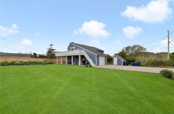 Blissful Beach Bungalow- Cool Breezes, Ocean Views- Great Gathering Place! - ロード・アイランド州