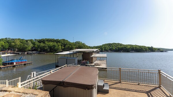 Lakeside Paradise! Private Dock W/ Hot Tub! - Camdenton, MO