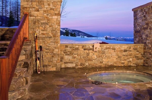 Luxurious Ski-in Ski-out Lodge With Hot Tub, Sauna, Theater Room And More! - Whitefish, MT