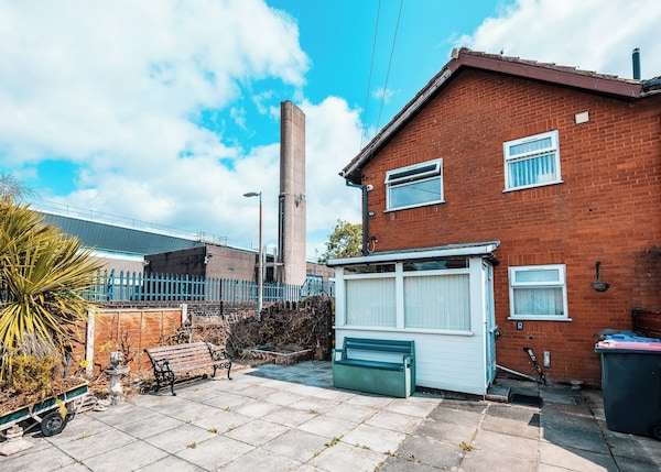3-bed City Retreat - Sleeps 7, Garden & Parking - Manchester
