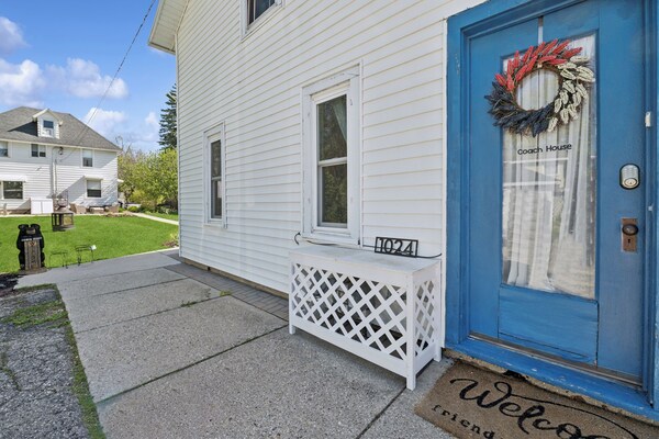 Charming 2br Coach House In Maple Park  Walk To Downtown & Lake - Lake Geneva, WI