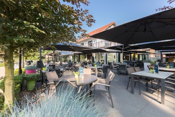 Modern Comfort Close To The City! Indoor Pool And Onsite Dining! - Hamont-Achel