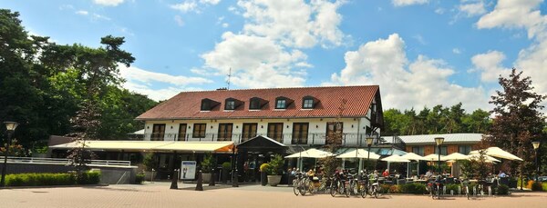 Your Ideal Stay Near Eindhoven! Indoor Pool, Free Parking, Onsite Dining! - Valkenswaard