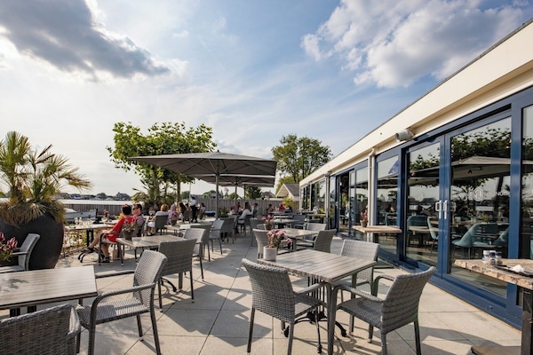 Waterfront Hotel Featuring Private Marina, Hiking Routes And Elegant Dining - Breukelen