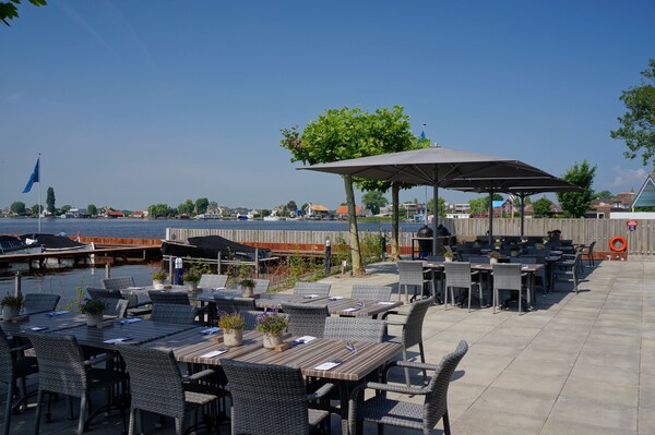 Lakeside Lodging With Bike Rentals, Canoe Launch And Gourmet Restaurant - Maarssen