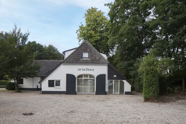 Explore Royal Gardens, Forest Trails, And Wild Monkeys Nearby! Onsite Dining! - Apeldoorn