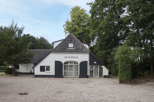 Explore Royal Gardens, Forest Trails, And Wild Monkeys Nearby! Onsite Dining! - Apeldoorn