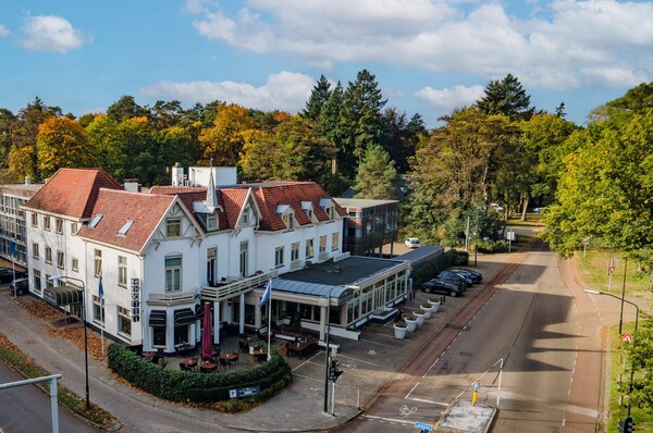 Stay Close To Theater Orpheus With Free Parking And Access To Nature Trails - Apeldoorn