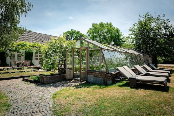 Clean & Comfortable With Forest Paths Just Steps Away! Onsite Dining - Venlo