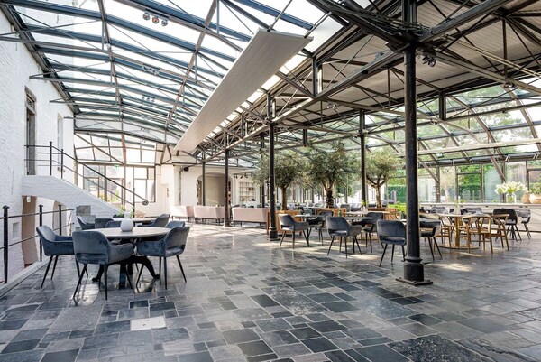 Perfect Spot! Free Dining And Parking! Onsite Dining And Parking! - Venlo
