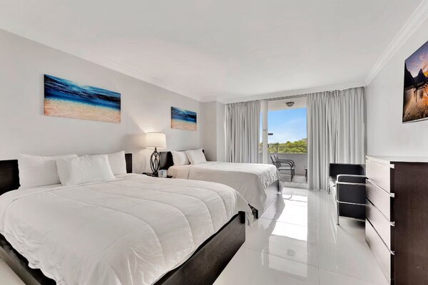 Ocean Views & Poolside Relaxationyour Beachfront Sanctuary Awaits - Pompano Beach, FL