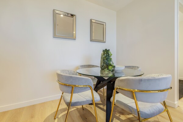 Sophisticated Designer Condo W City & Bay Views - Melbourne