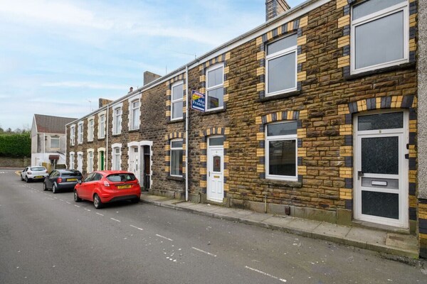 Stylish 3-bed Home In Skewen - Port Talbot