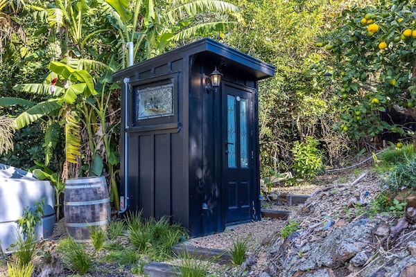 La Casa Al Mare - La Casa Al Mare Is A Restored 1930s Cottage With Stunning Sea Views Over Onetangi Beach. It Features Timber Floors, Wifi, Smart Tv, And A Full Kitchen. Sleeps 5 Across 3 Bedrooms, Including A Separate Sleepout. Enjoy Sunny Decks, Op - Waiheke Island