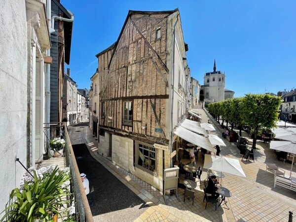 La Chapelle, Vue D'exception Sur La Place Du Château Avec Balcon - Amboise