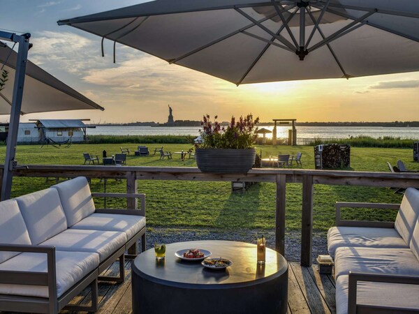 Luxury Tents With Manhattan Skyline Backdrop - New York City