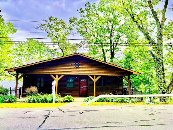New Listing On Keuka! Expansive 3-story Lakefront Lodge - 巴斯