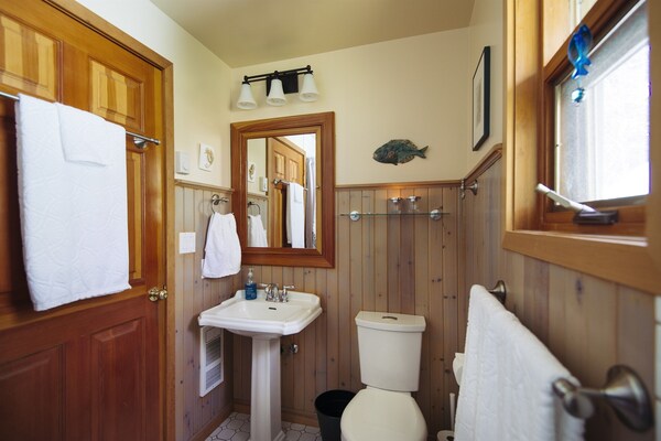 The Crow's Nest Suite - Steps From S. Chesterman - Tofino