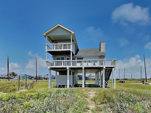 Whispering Sands Beachfront | Community Pool - Galveston, TX