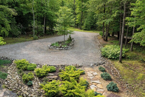 Luxurious Log Cabin Retreat: Your Private Getaway - Monterey, TN