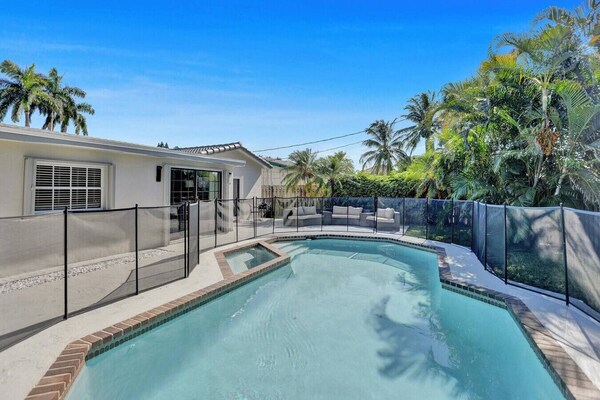 Lighthouse Point Oasis W Pool & Hot Tub Near Beach - Boca Raton, FL