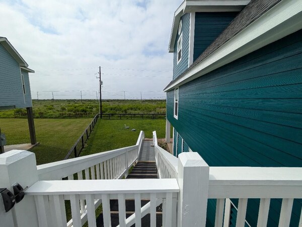 3-bedroom Ocean View Home. Sleeps 12. Pet Friendly. Pet Ramp. King Bed 75" Tv - Crystal Beach, TX