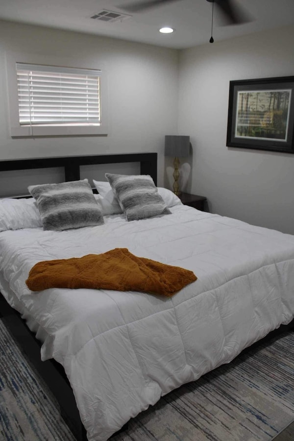 3-bedroom Hickory Hill Lodge On A Lake, Sleeps 12, Extra Living Space 2 Kitchens - Louisiana