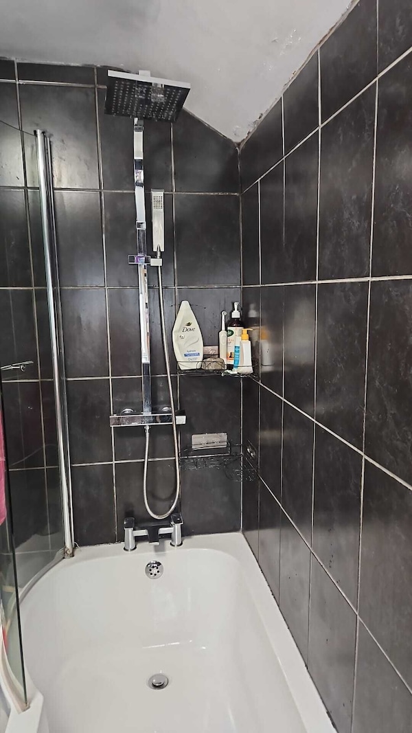 Double Room In Charming House. Secured With Wifi In Meden Vale, Mansfield. - Newark-on-Trent