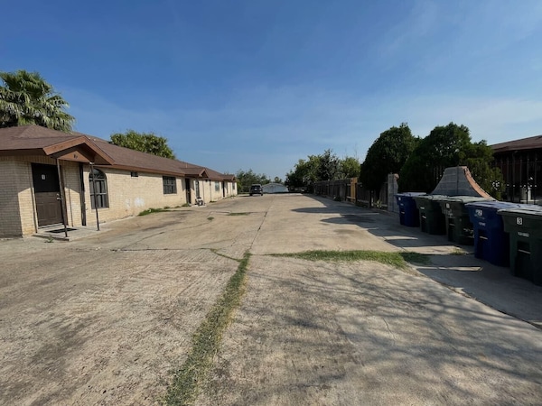 Large Parking/sleeps 9/wifi - ラレド, TX