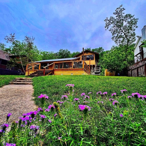The Green Dragon Cabin On River Road - New Braunfels, TX
