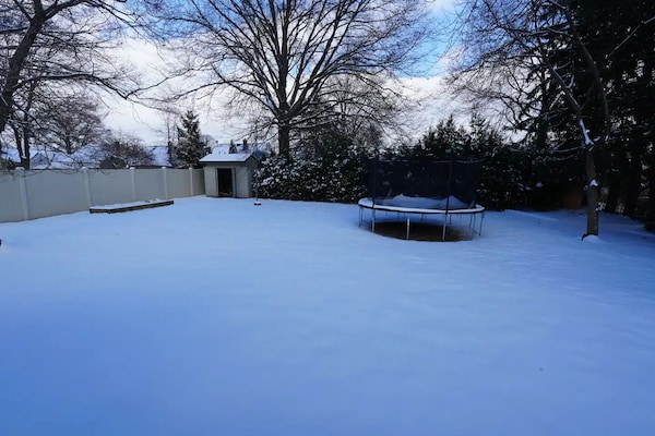 Clean, Bright & Private Whole House 4 You. 7 Beds - Middletown, CT