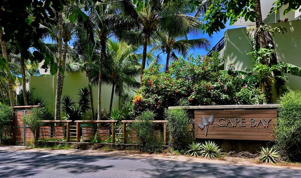 Luxury 2-bedroom Condo With Jacuzzi Terrace, Steps From The Beach - Mauritius