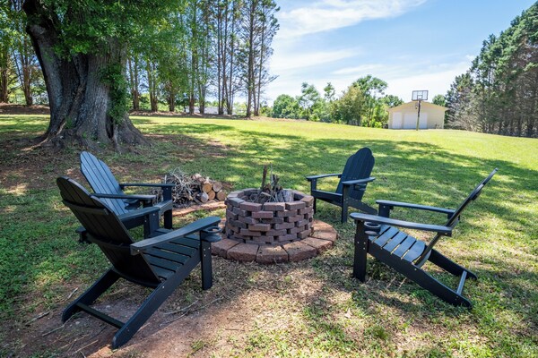 Charming Pet-friendly Ranch Retreat W/ Screened-in Patio And Fire-pit! - Atlanta Motor Speedway