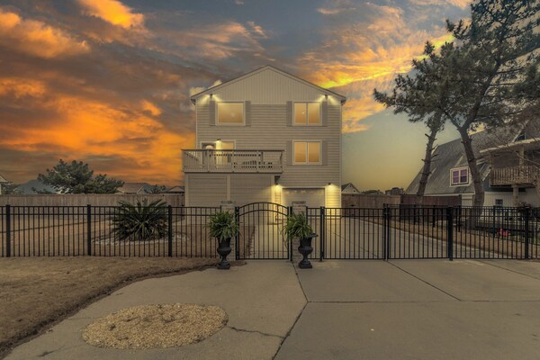 Coastal Luxury Canal Retreat  Luxury Amenities  Pool  Hot Tub  Walk To Beach - Virginia Beach, VA