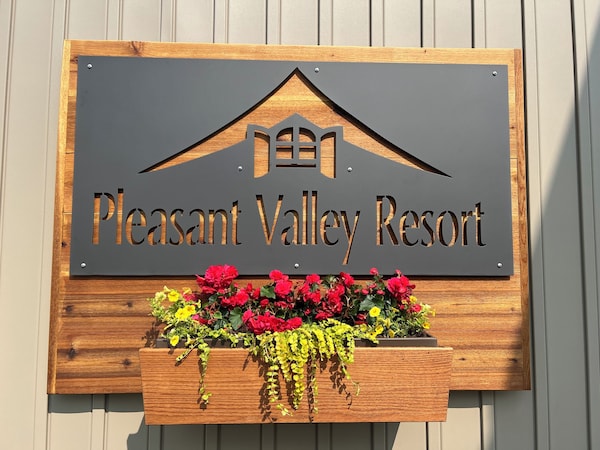 Pleasant Valley Resort  17 Bedrooms For Large Groups, Retreats & Reunions - Arcadia, MI