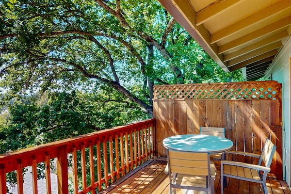 Upper Level Of Duplex With Large Deck, Mountain View - Dog Friendly - Eugene, OR