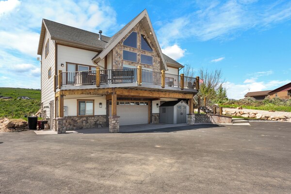 Lychee Hill | Incredible Views | Private Hot Tub - Utah